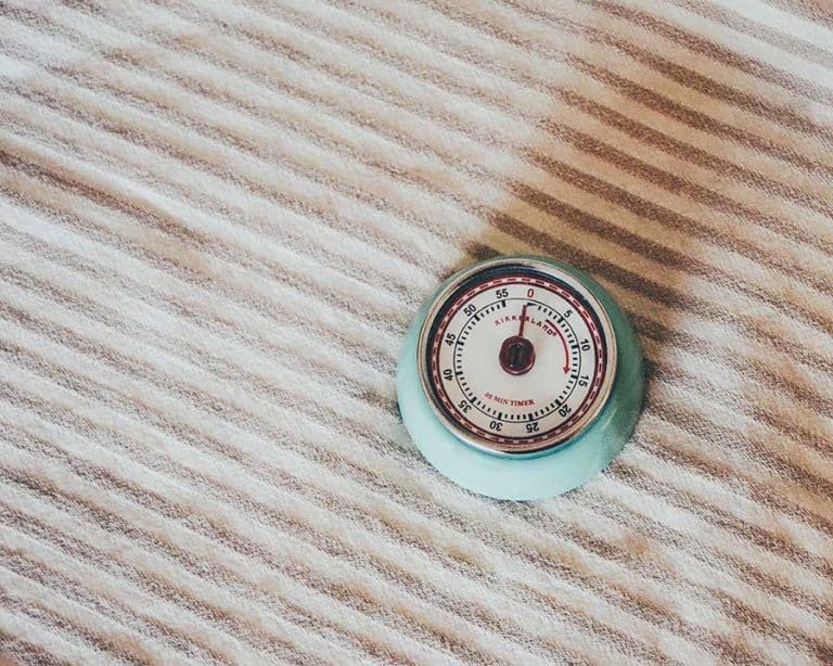 6 Best Vintage Kitchen Timers (For Those Old-Fashioned Recipes)